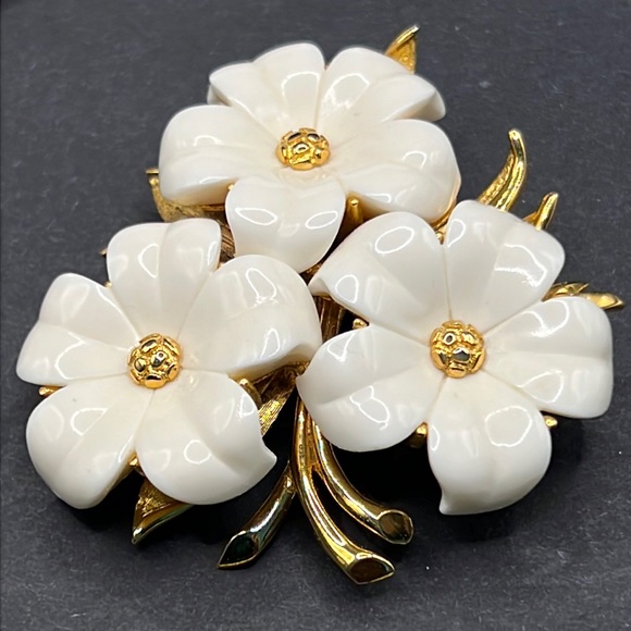 Monet | Jewelry | Vintage Monet White Flower Brooch | Poshmark